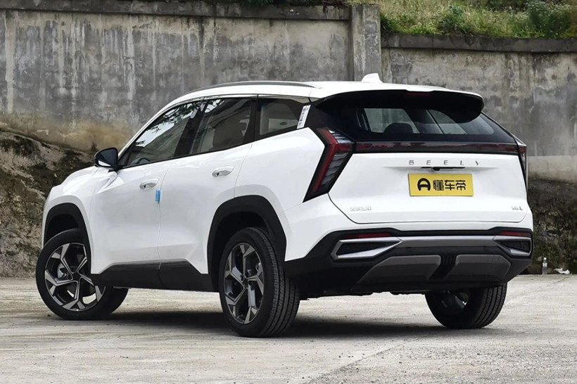 Новый Geely Atlas вышел на рынок Китая. Стоит от $16 000