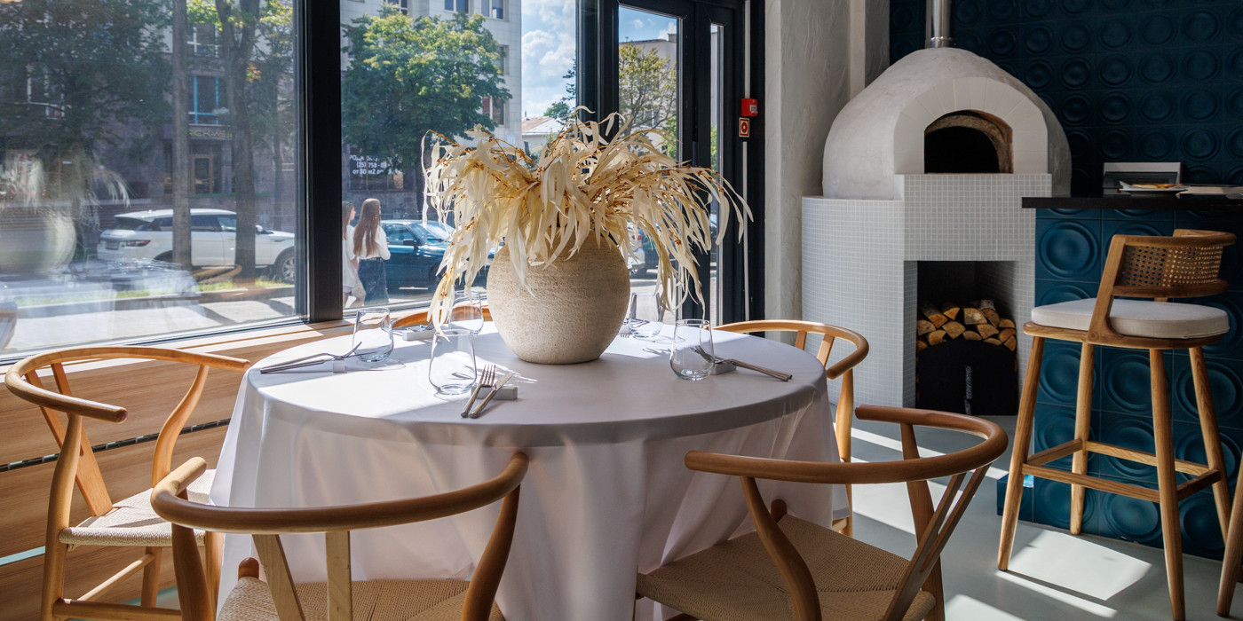 Телепортация из Минска в Санторини. Обзор нового Zoe Greek Bistro