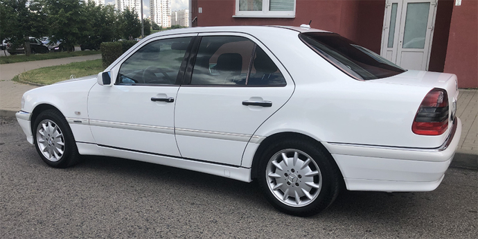 Этот Mercedes W202 лишь в прошлом году приехал из Германии. Сколько стоит?