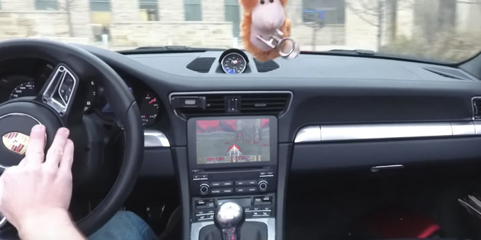 Энтузиаст сыграл в Doom автомобилем Porsche 911