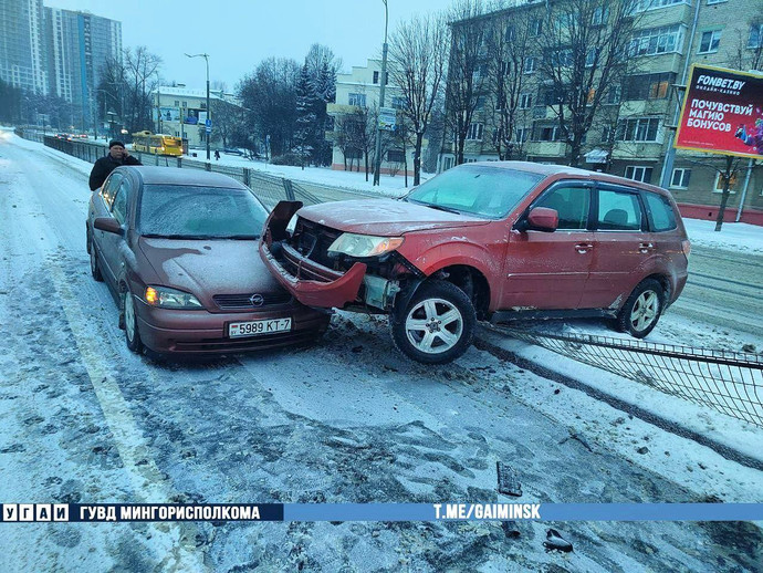 Subaru оказалась на капоте другого автомобиля. Появилось видео
