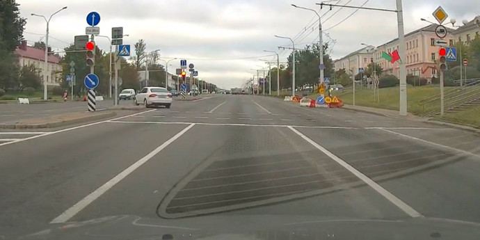 Не заметил знак и светофор? Странный поворот на столичном перекрестке