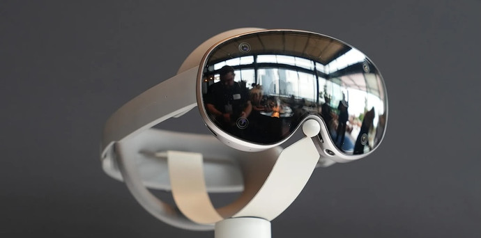 Официально. Samsung выпустила Galaxy XR — конкурента Vision Pro от ...