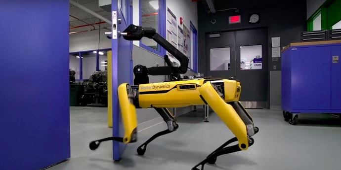 Видео: собака-робот Boston Dynamics научилась открывать дверь